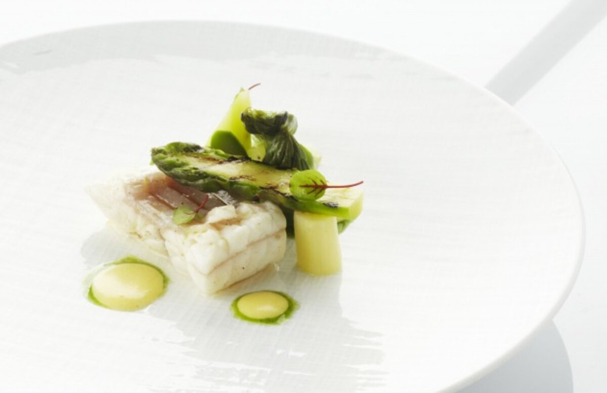 Gestoomde zeewolf met groene asperges - De Vis Factorij